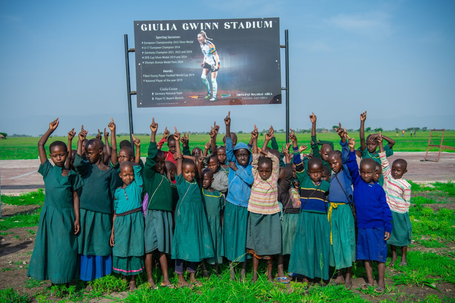 Giulia Gwinn – Smile and Help